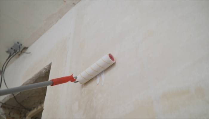 How to Apply Primer Paint to Walls So You Paint Job Looks Great ...